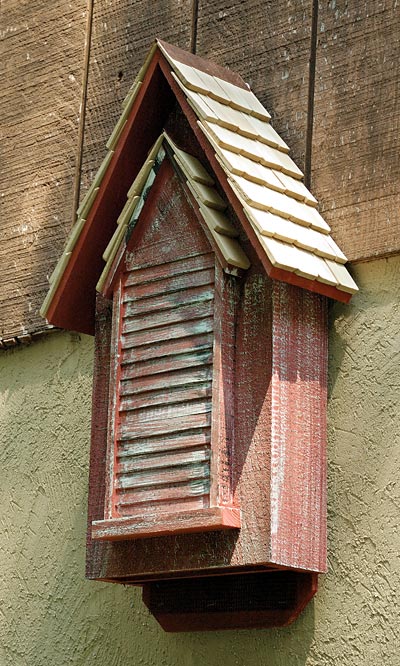 Heartwood Victorian Bat House, Red, 100 bats – BirdYard Direct